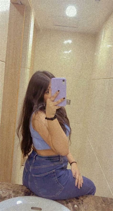 Sexy Curvy Girl Selfie