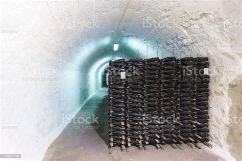 스파클링 와인 공장의 지하실의 터널에 병의 스택 장기적인 노출 0명에 대한 스톡 사진 및 기타 이미지 0명 교통 위반 티켓 노화 Istock