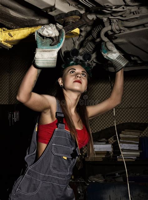 检查在汽车修理店的美丽的年轻女性技工汽车 性感的技工 库存照片 图片 包括有 工程师 诊断 漏斗 检验 71302444