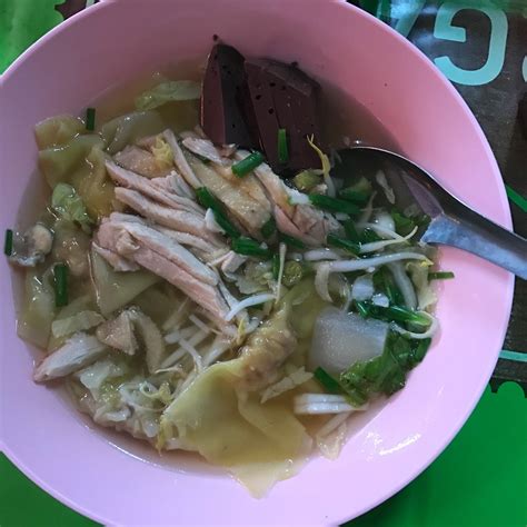 รูป ก๋วยเตี๋ยวไก่ ปลาวาฬ Wongnai
