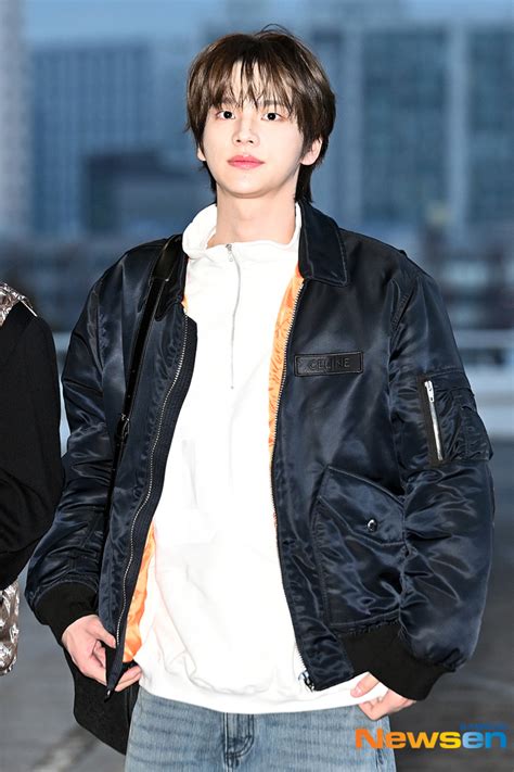 투어스 신유 ‘만화책 찢고 나온 미소년[포토엔hd]