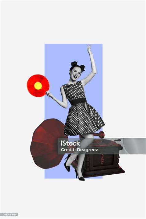 행복 한 소녀 댄스 복고풍 파티 비닐 디스크 축음기 플레이어의 수직 사진 콜라주 주말 행사는 그린 배경에 고립 된 긴장을 풀고 고풍스런에 대한 스톡 사진 및 기타 이미지