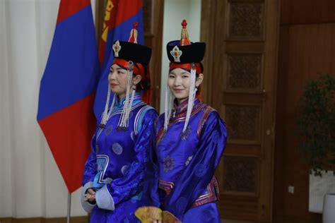 Хөнгөн аж үйлдвэрийн салбарын баялаг бүтээгчдэд төрийн дээд одон медаль хүртээлээ