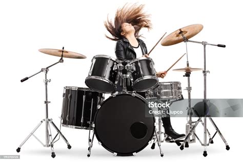 그녀의 머리를 던지고 드럼을 연주 하는 정력적인 여성 드러머 드럼 연주자에 대한 스톡 사진 및 기타 이미지 드럼 연주자 북 놀기 Istock