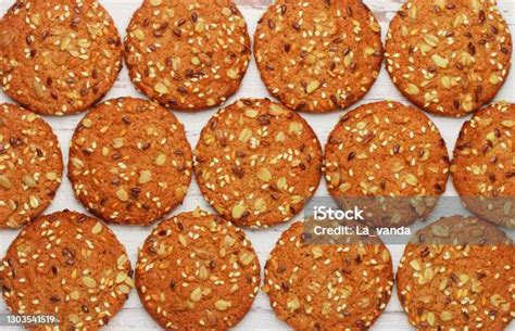 아마 씨 참깨 해바라기 시리얼과 갓 구운 수제 비건 오트밀 쿠키 유용한 간식 건강한 식습관의 개념 요리 배경 최고 보기 갈색에 대한 스톡 사진 및 기타 이미지 Istock