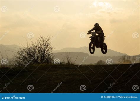 Motorradfahrer Der Weg Stra E W Hrend Des Sonnenuntergangs Reitet Slowakei Stockfoto Bild Von