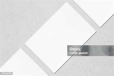 회색 콘크리트 배경에 대각선으로 누워있는 세 개의 빈 흰색 사각형 포스터 모형클로즈업 명함에 대한 스톡 사진 및 기타 이미지
