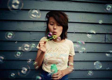 배경 화면 모델 초상화 안경 애정 돌 아시아 사람 사진술 녹색 푸른 나는 정경 유행 거품 머리 떠 있는 감정 행복 선명한 피부 비어