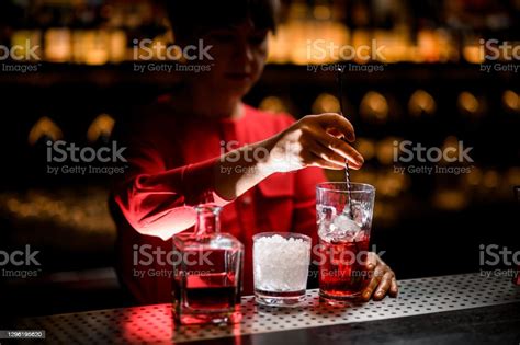 유리에 얼음 큐브와 숟가락 음료에 의해 교반 여자 바텐더의 손에 보기 칵테일에 대한 스톡 사진 및 기타 이미지 칵테일 빨강