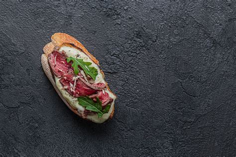 로스트 비프와 함께 크로스티니를 가까이에서 볼 수 있는 카피 스페이스 로스트 비프에 대한 스톡 사진 및 기타 이미지 로스트 비프 브루스케타 구운 쇠고기 샌드위치