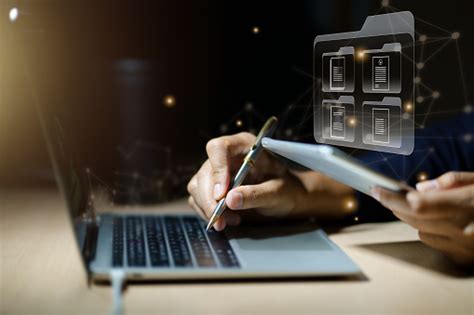 문서 관리 시스템과 온라인 문서 데이터베이스 종이 없는 사무실 개념에 컴퓨터를 사용하는 사업가 전사적 자원 관리에 대한 스톡 사진 및 기타 이미지 Istock