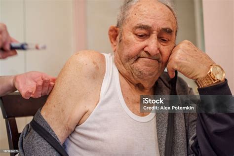 당뇨병을 앓고 있는 삶 수석 여성은 집에서 주사기로 인슐린 주사를 할 수있는 78 세의 노인을 돕고 있습니다 70 79세에 대한 스톡 사진 및 기타 이미지 Istock