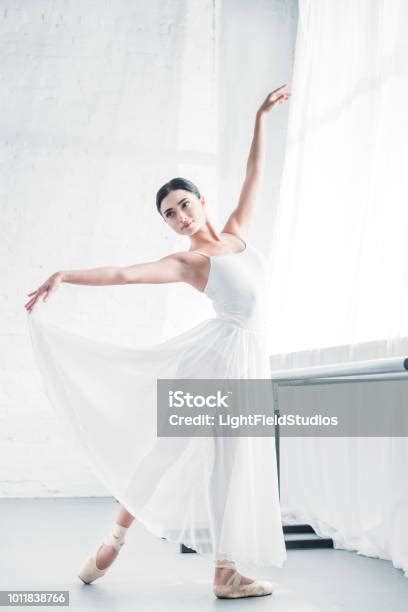 발레 스튜디오에서 춤 하얀 드레스를 입고 우아한 젊은 발레리 나 건강한 생활방식에 대한 스톡 사진 및 기타 이미지 건강한 생활방식 공연 균형 Istock