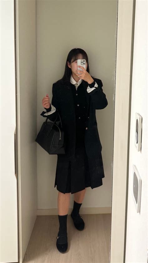 [데일리룩 겨울 직장인 출근룩] 꼼데가르송 가디건 유라고 플리츠 미디 스커트 낫띵리튼 클래식 골프백 틸아이다이 오버사이즈 포켓 셔츠 네이버 블로그