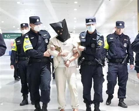 抢劫杀害两名出租车司机，长沙一男子逃亡25年后被警方从缅北抓获押回 极目新闻