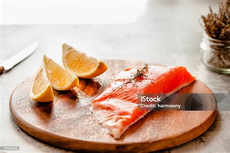 레몬과 향신료와 원시 연어 생선 필레 나무 배경에 건강한 음식 다이어트 또는 요리 개념 건강한 생활방식에 대한 스톡 사진 및 기타 이미지 Istock