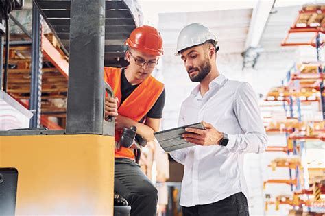태블릿 및화물 이동 운송 창고에 두 명의 보관 작업자가 있습니다 25 29세에 대한 스톡 사진 및 기타 이미지 25 29세 2명 30 34세 Istock