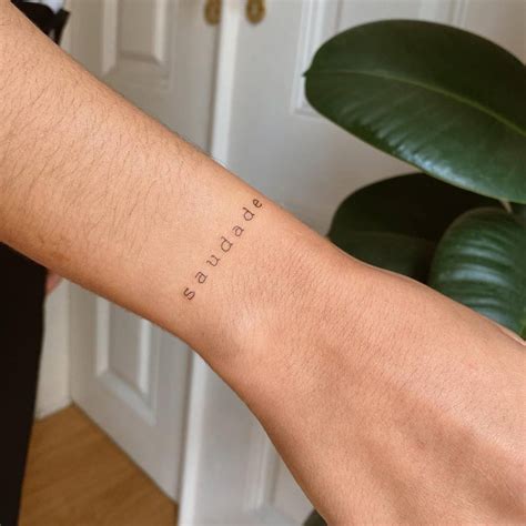 Tatuagem Da Palavra Saudade Feita No Pulso