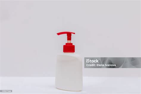 흰색 배경에 빨간색 디스펜서 캡이있는 흰색 병 액체 비누 용기 위생 공간을 복사합니다 0명에 대한 스톡 사진 및 기타 이미지 Istock