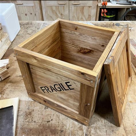 다크월넛 색상의 수출용 목상자입니다 캠핑 상자 겸 테이블로 카인드샵 나무로 만드는 상자 입니다