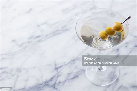 대리석 테이블 배경에 녹색 올리브와 마티니 칵테일 공간을 복사합니다 마티니에 대한 스톡 사진 및 기타 이미지 마티니 대리석 탁자 Istock