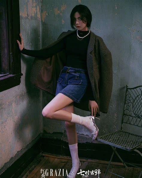 杨超越丁禹兮双人封释出 亲密相依cp感爆棚 搜狐大视野 搜狐新闻