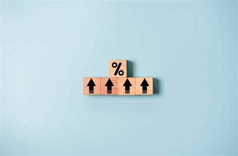백분율 기호 및 나무 큐브 블록에 위쪽 화살표와 배당 개념에서 금융 금리 및 비즈니스 투자 성장을 증가시키기위한 파란색 배경 0명에 대한 스톡 사진 및 기타 이미지 Istock