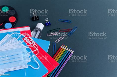 코로나바이러스 후 학교로 돌아갑니다 노트북 보호 마스크 방부제 연필 파란색 배경에 페인트 연구를 위한 상품의 개념 복사 공간 플랫 레이 교실에 대한 스톡 사진 및 기타