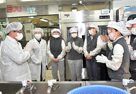 새학시를 맞아 부산 안민초 급식종사자들을 격려하는 김석준 교육감 에듀포토