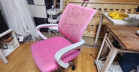연한 파스텔 핑크 화이트 프레임 예쁘게 매치된 매쉬 바퀴달린 회전의자 바퀴만 거액 주고 교체함 도곡동 가구인테리어 당근 중고거래