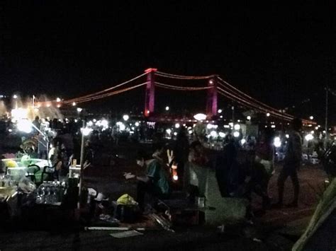 Menikmati Hiburan Rakyat Di Bawah Jembatan Ampera Saat Malam