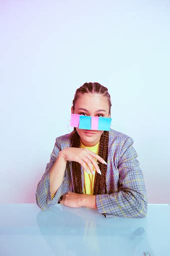 세련된 아시아 피곤 한 여성 와 피그 테일 과 스티커 에 앉아 에 그녀의 책상 기업 비즈니스에 대한 스톡 사진 및 기타 이미지 기업 비즈니스 기이함 검정 머리