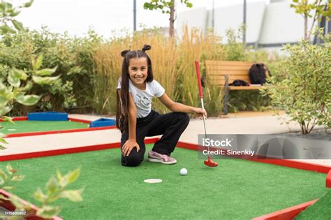야외 미니어처 골프 미니 골프 코스에서 골프를 치는 작은 백인 소녀 아이에 대한 스톡 사진 및 기타 이미지 아이 개념 건강한 생활방식 Istock