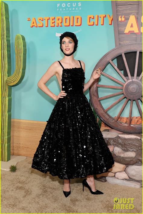 Scarlett Johansson Maya Hawke And Margot Robbie Go Classic In Black