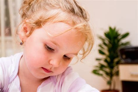 Portrait D Une Petite Fille Douce Photo Stock Image Du Peine Mignon