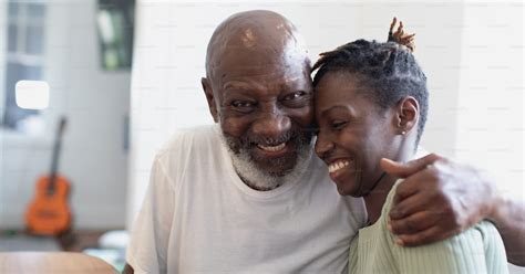 한 남자와 한 여자가 사진을 찍기 위해 포즈를 취하며 미소를 짓고 있다 사진 Unsplash의 가족 이미지