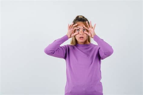 스튜디오에서 포즈를 취하는 표현 어린 소녀 무료 사진