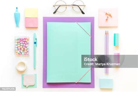 문구 파스텔 색조로 설정 된 소녀 흰색 배경 플랫 레이 고립 조롱 맨 위 보기 공간을 복사합니다 0명에 대한 스톡 사진 및 기타 이미지 Istock