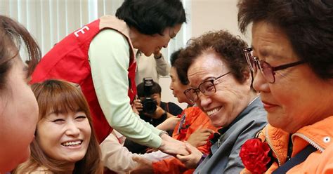 어버이날 지역 어르신들에게 카네이션 선물