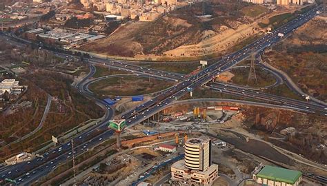 دانلود فوتیج نمای هوایی از بزرگراه و حرکت ماشین ها در تهران