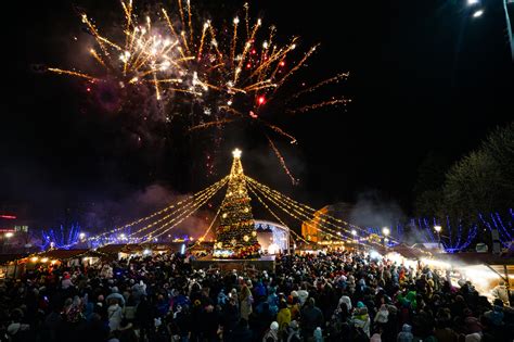 Перник като коледна приказка Кметът Станислав Владимиров запали светлините на елхата Дядо