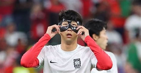 마스크 고쳐 쓰는 손흥민