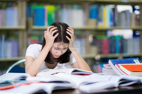 亚洲女学生在图书馆考试前看书高清图片下载 正版图片505037796 摄图网