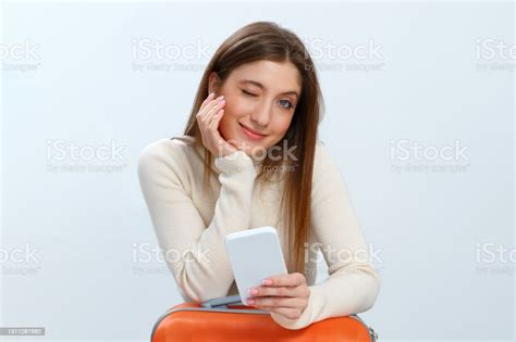 회색 배경에 가방과 휴대 전화와 아름다운 행복한 소녀 그 청녀는 눈을 감아 주시고 있습니다 여행 및 휴가 개념 휴대전화에 대한