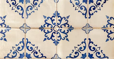 건축 교활한 기하학적 꽃무늬 대칭의 도기 디자인 패턴 모자이크 문화 유산 문화적 반복적인 디자인 벽 장식 벽 타일 복잡한 빈티지 사각형 색 대비