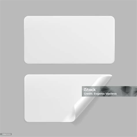 말린 모서리가 있는 흰색 직사각형 스티커가 세팅되었습니다 구겨진 주름이 있는 주름이 있는 흰색 접착제 용지 또는 플라스틱 스티커 라벨을 비릅니다 템플릿 레이블 태그가