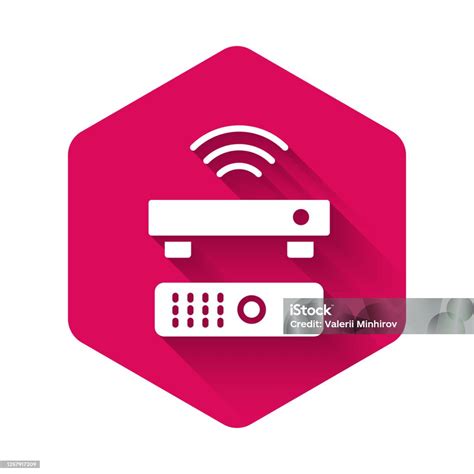 긴 그림자로 격리 된 리모컨 아이콘이있는 화이트 와이어리스 멀티미디어 및 Tv 박스 수신기 및 플레이어 핑크 육각형 버튼 벡터 그림자에 대한 스톡 벡터 아트 및 기타 이미지