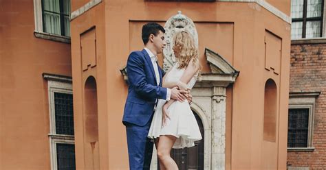 세련된 커플은 오래된 건축물과 물에 반사된 배경에 유럽 도시 거리에서 춤을 추고 있다 사랑 춤에 유행 남자와 여자 유럽 여행 사진 Unsplash의 빗속의 커플 이미지