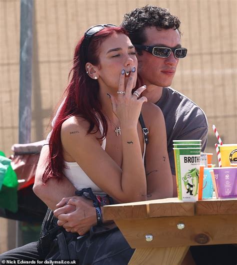 Dua Lipa Shoqërohet Me Të Dashurin E Saj Callum Turner Pas