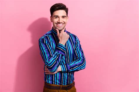 긍정적 인 마음을 가진 지적인 사람 손 터치 턱 브레인 스토밍 빈 공간 절연 통하고 있는 분홍색 배경 30 34세에 대한 스톡 사진 및 기타 이미지 Istock